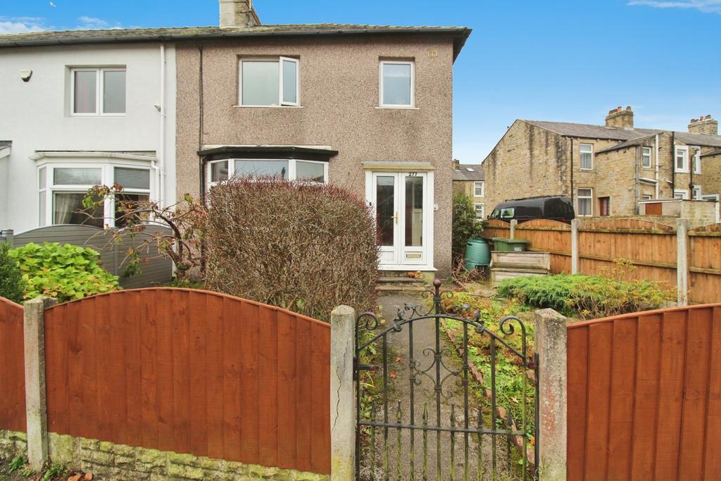 Colne Road, Barnoldswick BB18 3 bed end of terrace house - £165,000