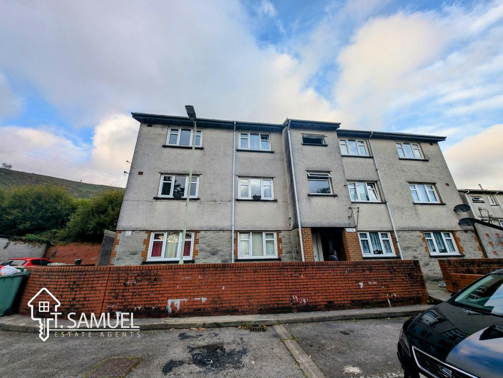 Cwrt Llanwonno, Mountain Ash 2 bed flat - £69,500