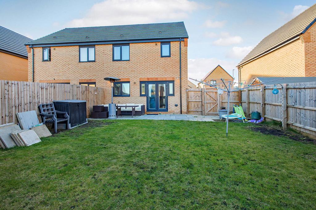 Chiswick Gardens, Corby NN17 3 bed semi-detached house - £270,000