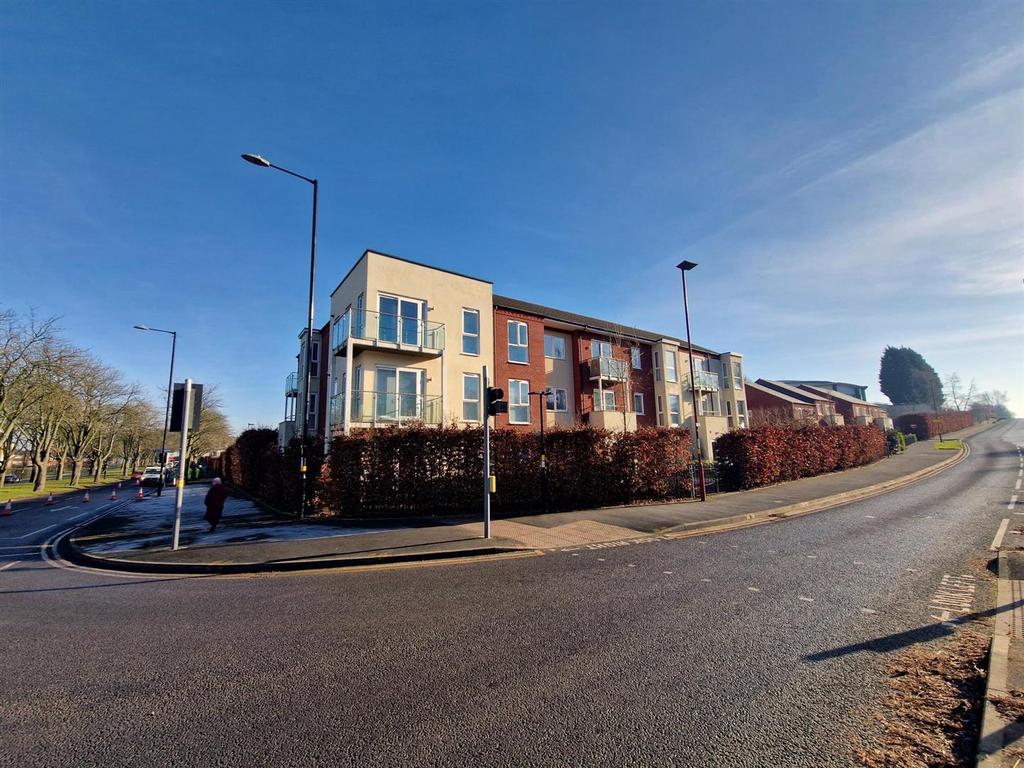Cofton Park Court, Cofton Park Close... 2 bed apartment - £925 pcm (£ ...
