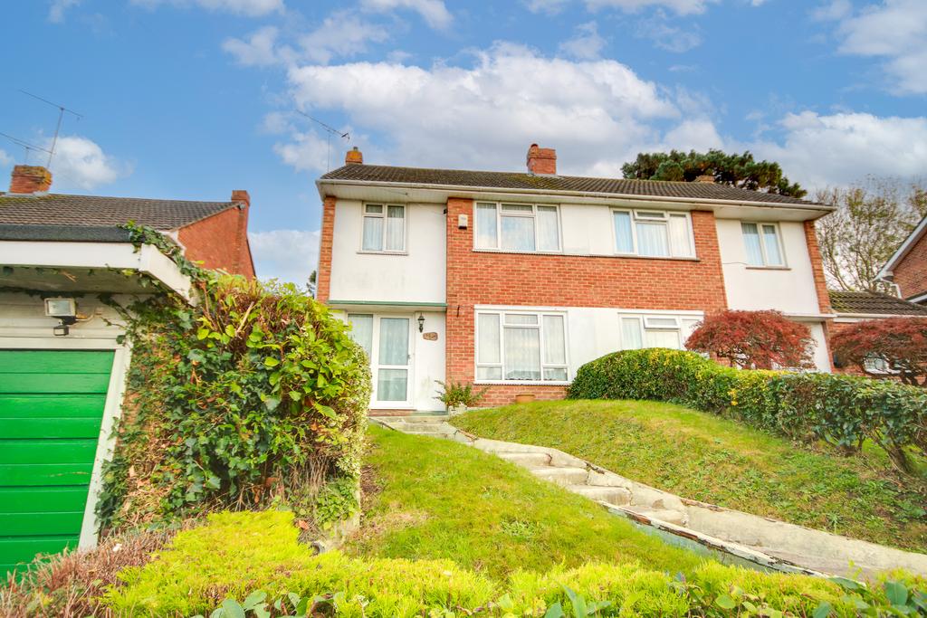 TOWNHILL PARK! NO FORWARD CHAIN!... 3 bed semi-detached house for sale ...