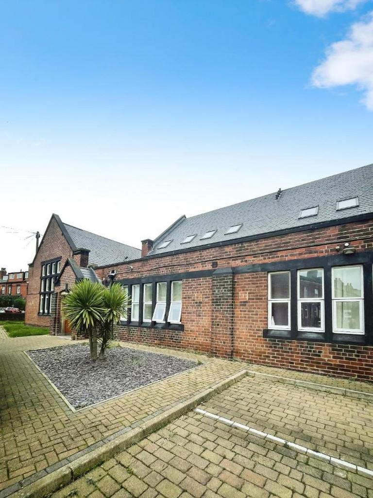 Armley Lodge Road, Armley, LS12 2 bed apartment - £90,000