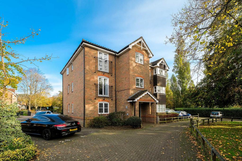 Loughton IG10 1 bed flat - £275,000