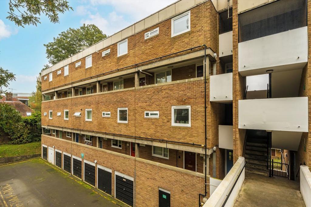 Lydney Close, London SW19 3 bed flat - £440,000