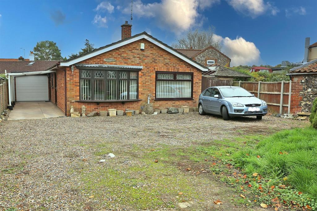 Old Road, Acle, NR13 3 bed detached bungalow for sale - £290,000