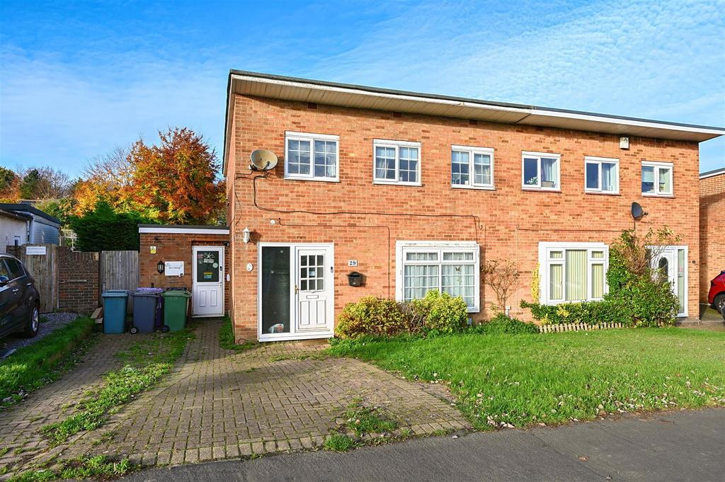 Oakridge Road, Basingstoke RG21 3 bed semi-detached house - £350,000