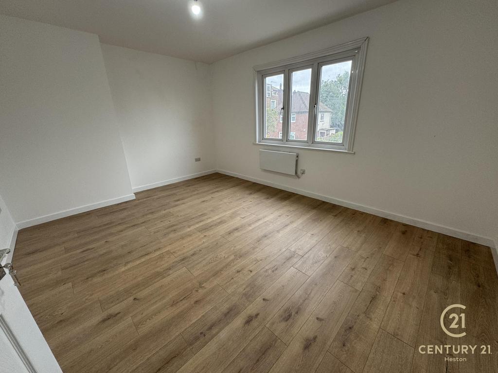 Whitton Road, HOUNSLOW TW3 5 bed apartment - £3,500 pcm (£808 pw)