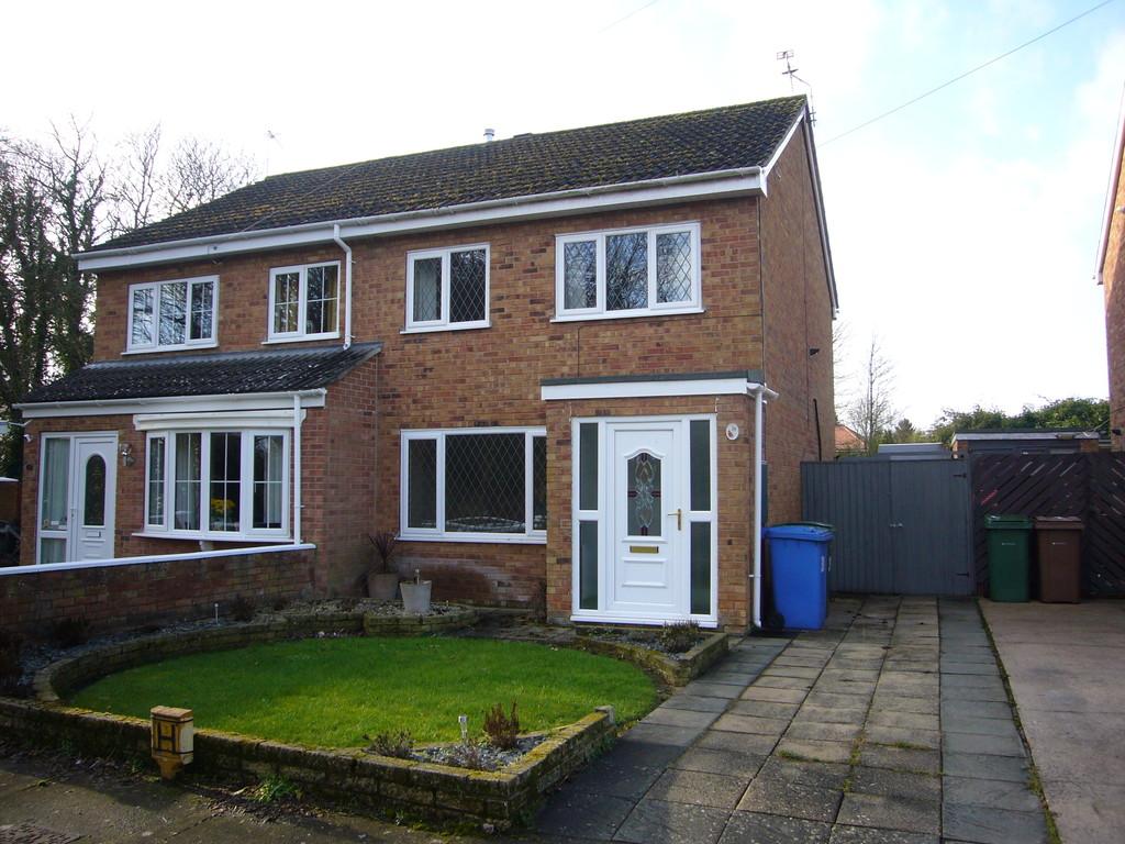 Willow Drive, Hook, Nr Goole, DN14 5PX 2 bed semi-detached house - £177,500