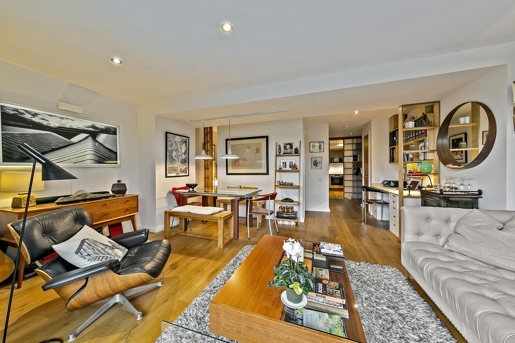 Regatta Point, 38 Kew Bridge Road... 1 bed flat - £465,000