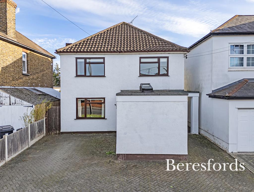 Front Lane, Upminster, RM14 4 bed detached house - £800,000