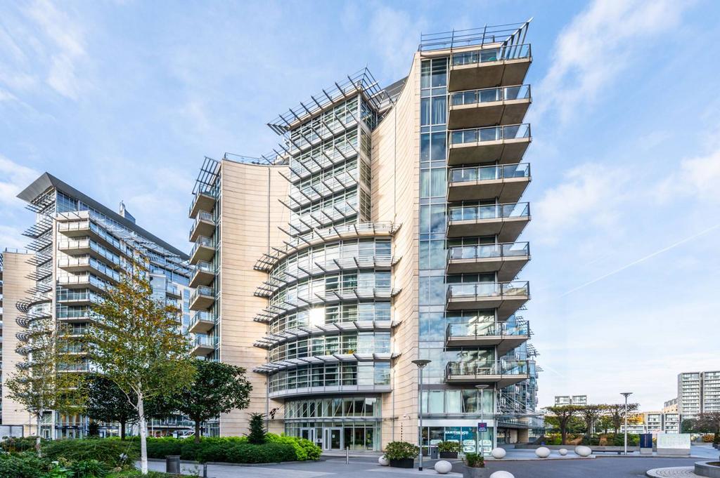 Commodore House, Battersea Reach... 2 bed flat for sale - £625,000