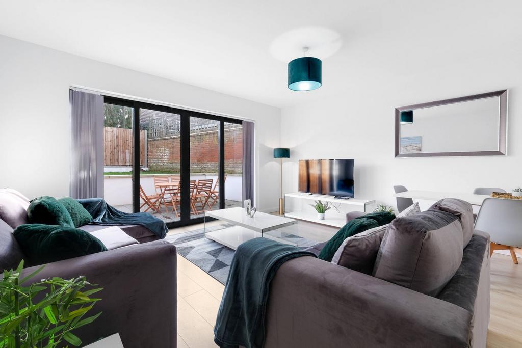 SL2 Crown Close 01 4 bed terraced house - £5,558 pcm (£1,283 pw)