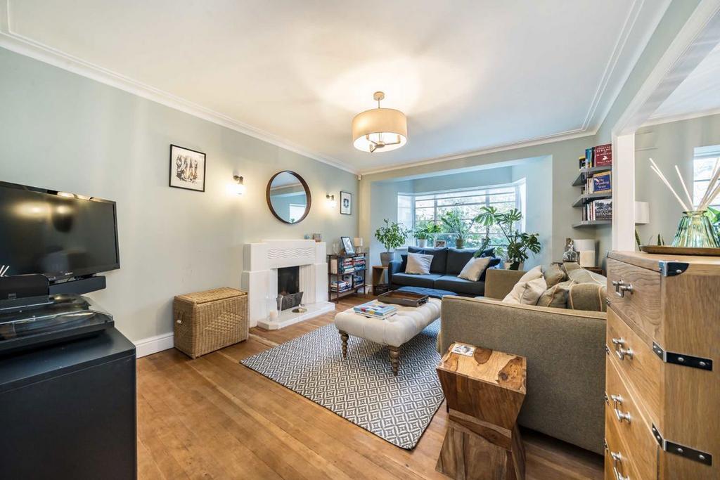 Streatham High Road, London SW16 2 bed flat - £475,000