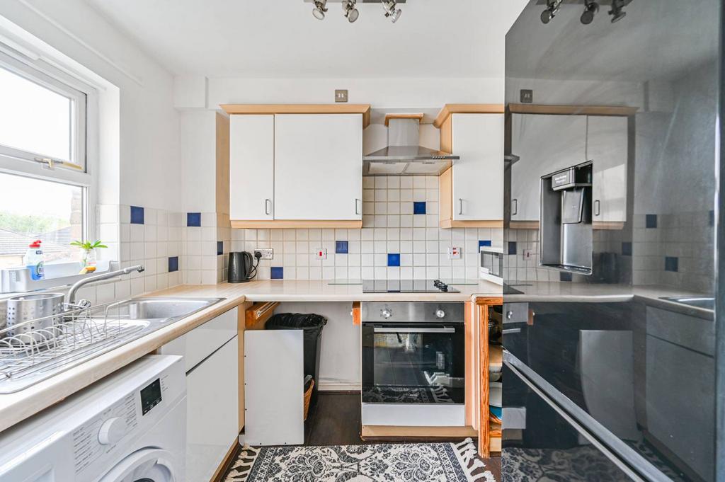 Commercial Way, Peckham, London, SE15 2 bed flat - £2,200 pcm (£508 pw)