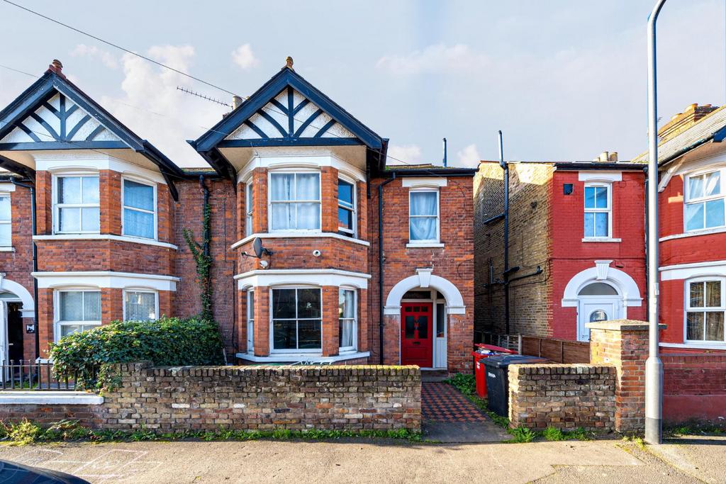 Dolphin Road, Slough, Berkshire, SL1 4 bed semi-detached house - £500,000
