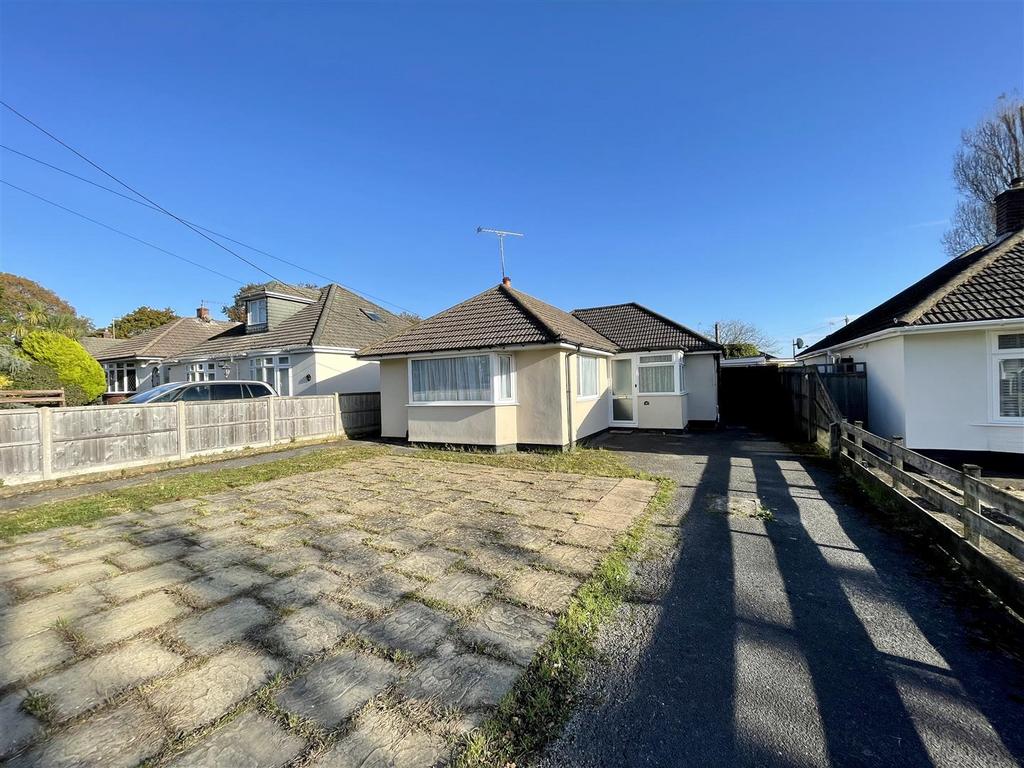 Creekmoor Lane, Poole BH17 2 bed detached bungalow - £335,000
