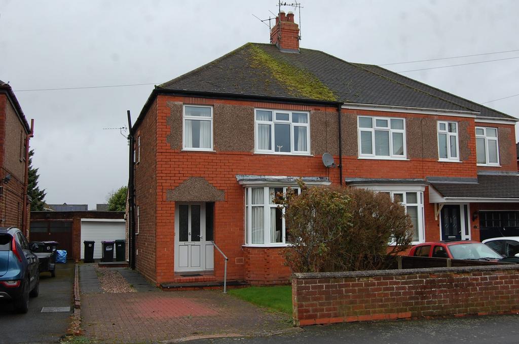 Meadow Road, Wolverhampton WV7 3 bed semi-detached house - £265,000