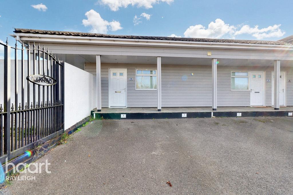 Rawreth Lane, WICKFORD 2 bed bungalow for sale - £240,000