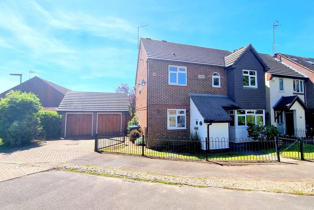 Douglas Court, Caterham CR3 4 bed detached house - £700,000