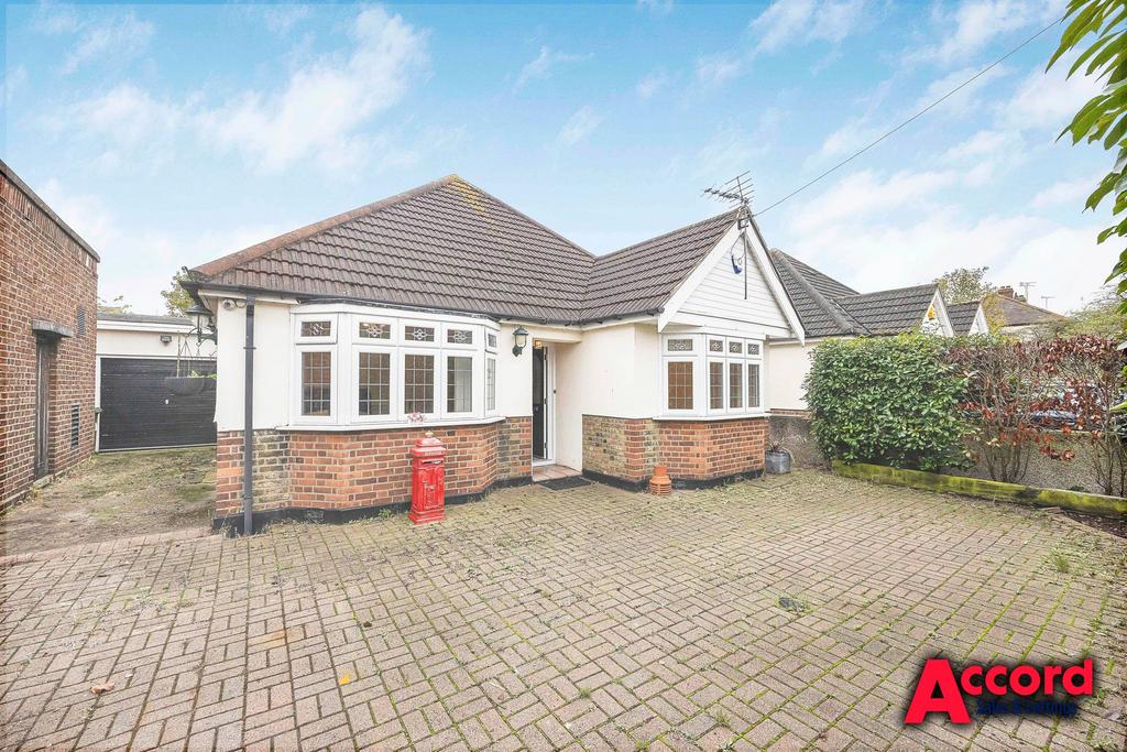Cross Road, Mawneys, RM7 3 bed detached bungalow - £600,000