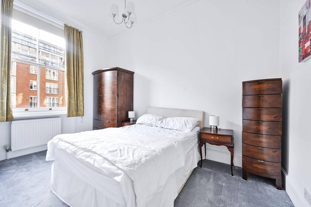 Fulham Road, Chelsea, London, SW10 3 bed flat - £3,597 pcm (£830 pw)