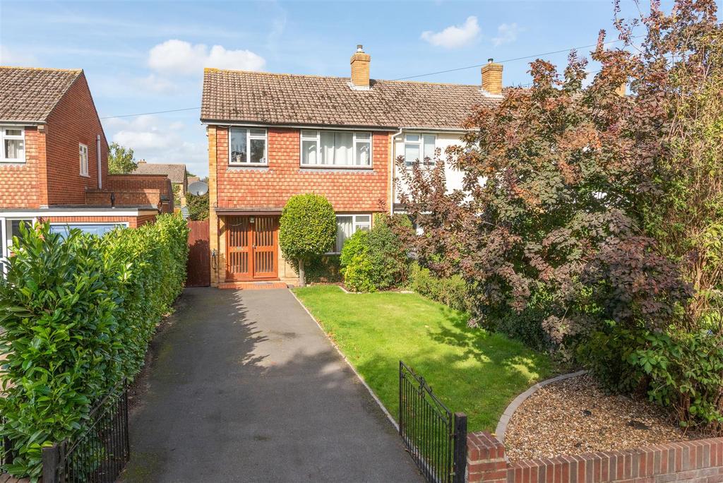 Field Common Lane, Walton-On-Thames 3 bed end of terrace house - £465,000