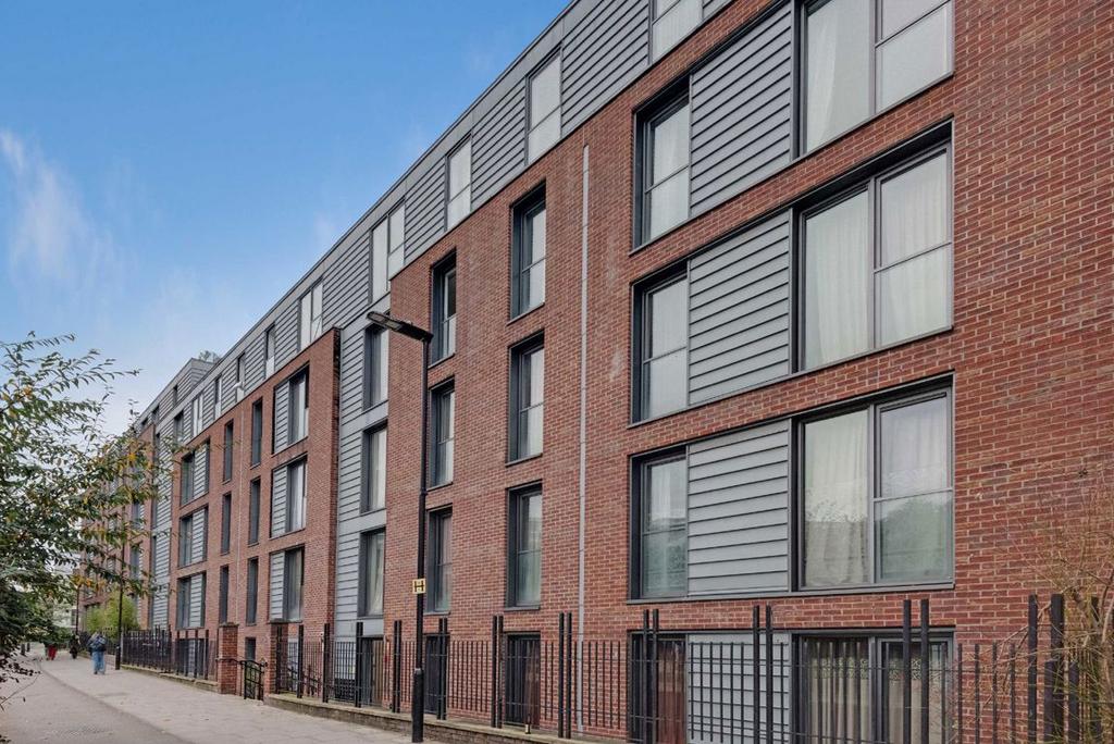 Hackney Grove, London E8 3 bed flat - £252,000
