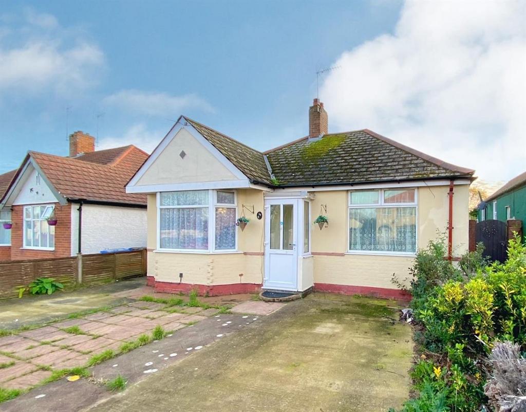Homefield Avenue, Lowestoft, Suffolk... 2 bed detached bungalow - £220,000