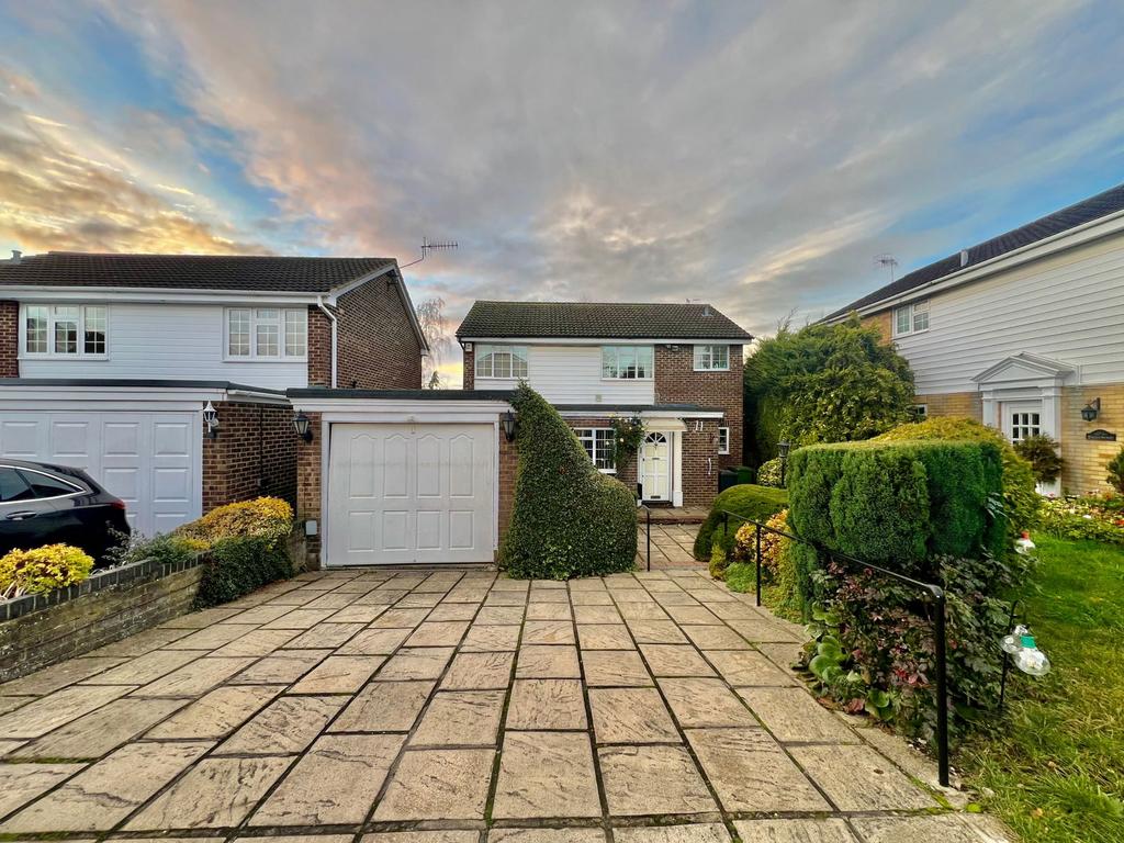 St. Leonards Close, Bushey WD23 4 bed detached house - £765,000