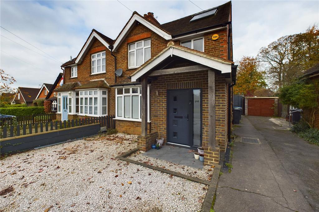 Holtye Road, West Sussex RH19 3 bed semi-detached house for sale - £500,000