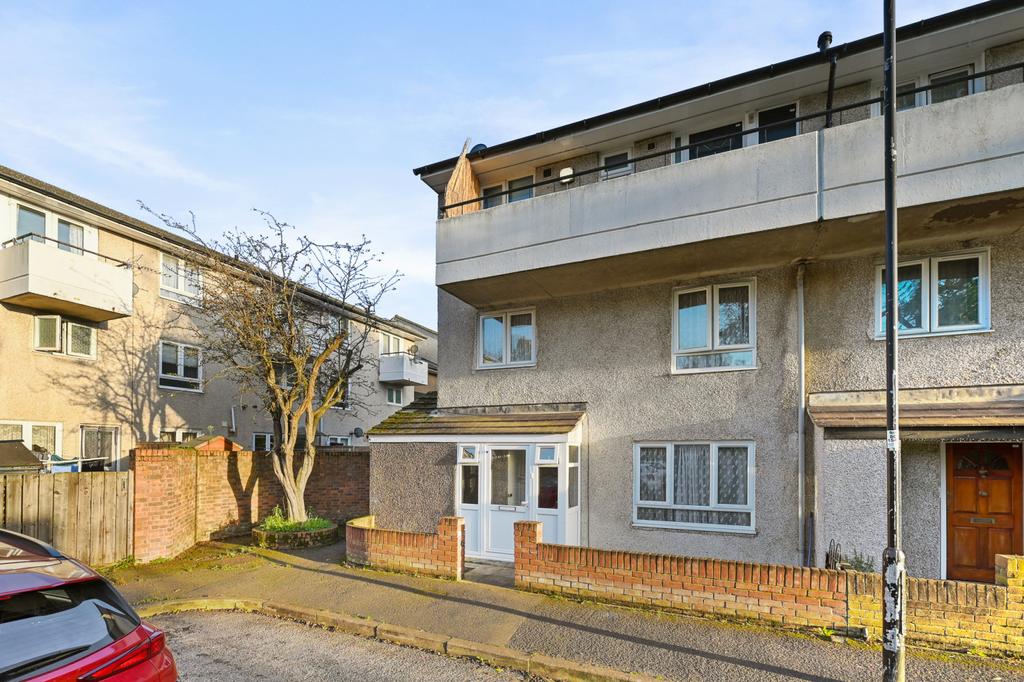 Greenford, UB6 3 bed maisonette - £415,000