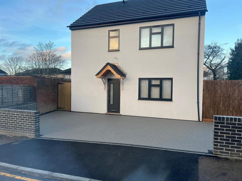 Whitehouse Avenue, Borehamwood 3 bed detached house - £2,500 pcm (£577 pw)