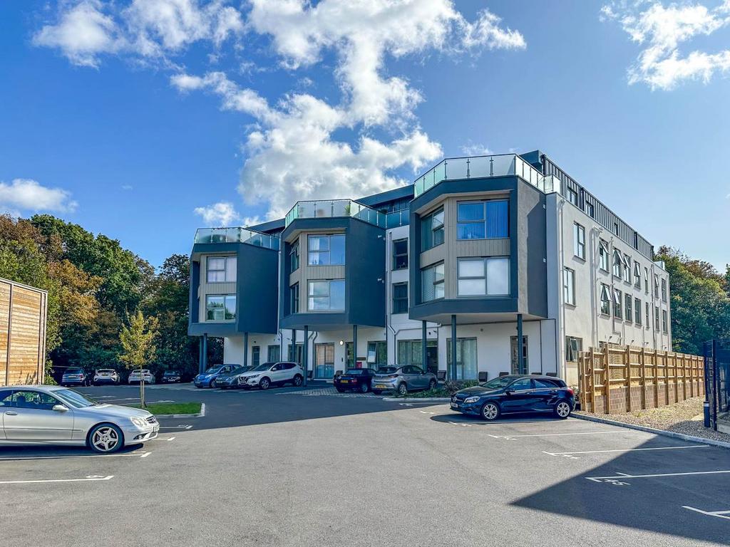 Bowmont Place, 152 Somerford Road... 2 bed penthouse - £1,395 pcm (£322 pw)