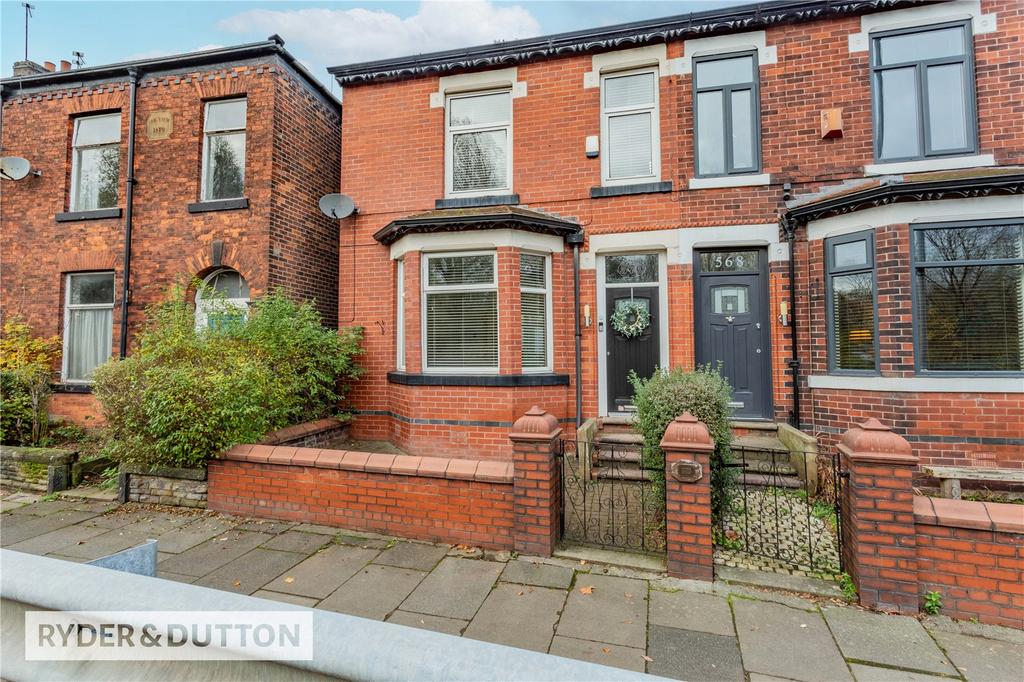 Manchester Old Road, Middleton... 3 bed end of terrace house - £260,000