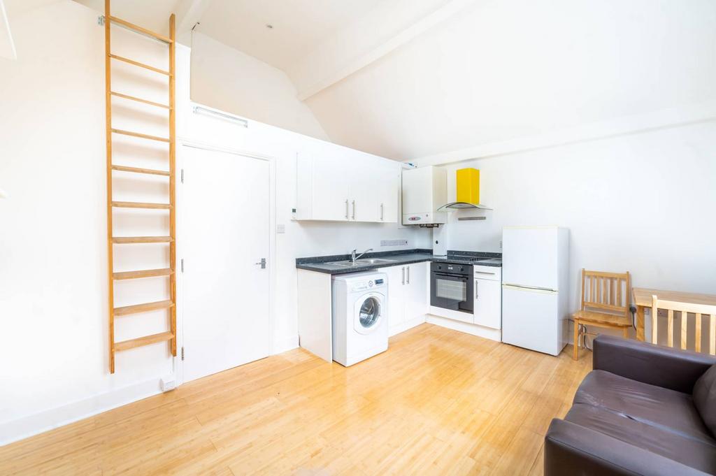 Riggindale Road, Streatham, London, SW16 1 bed flat - £1,500 pcm (£346 pw)