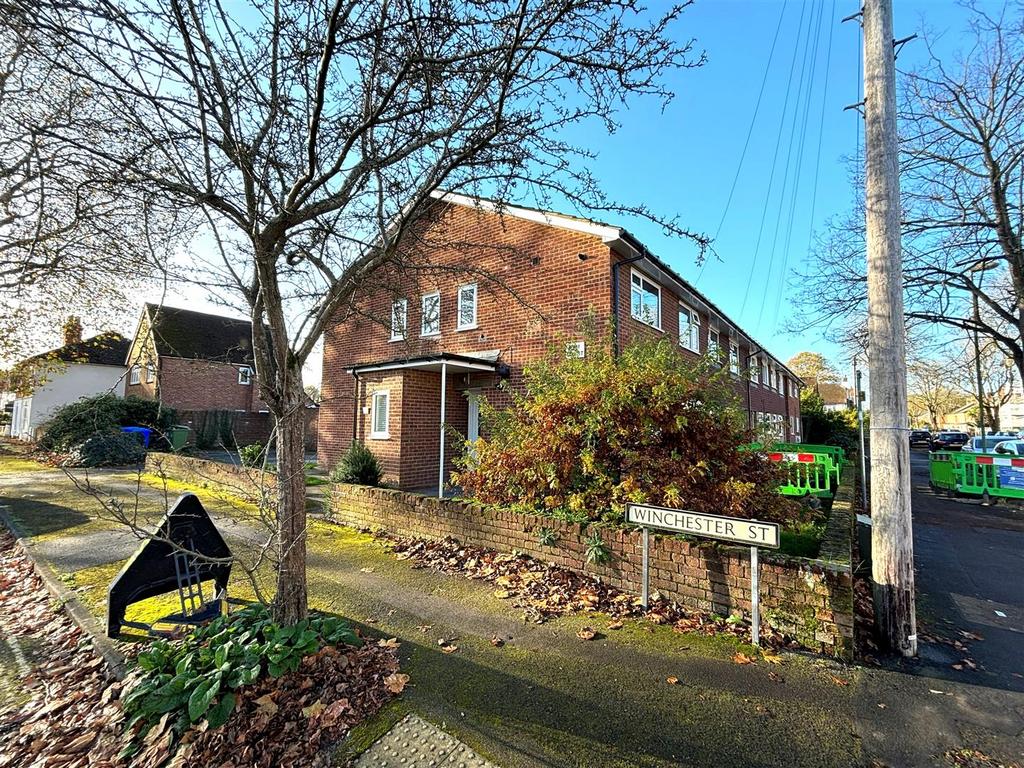 Winchester Street, Farnborough GU14 2 bed flat - £180,000