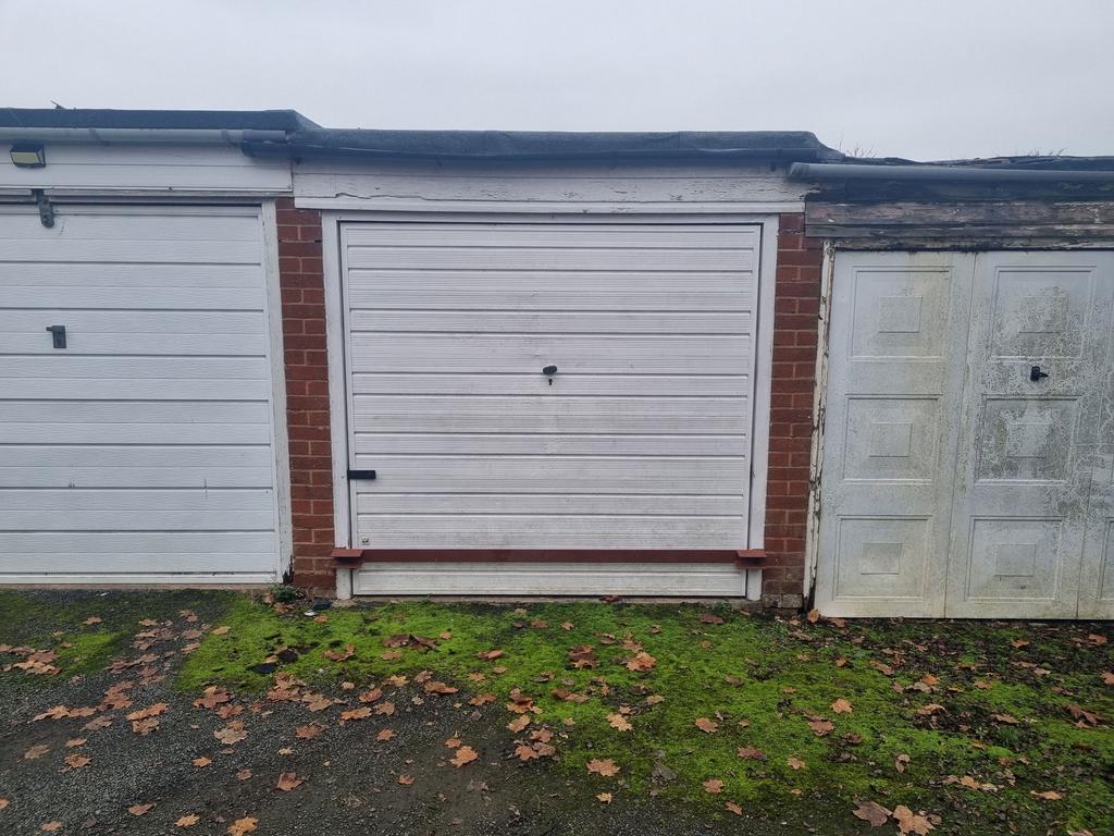 Cheswick Green, Solihull, B90 4HT Garage - £6,000