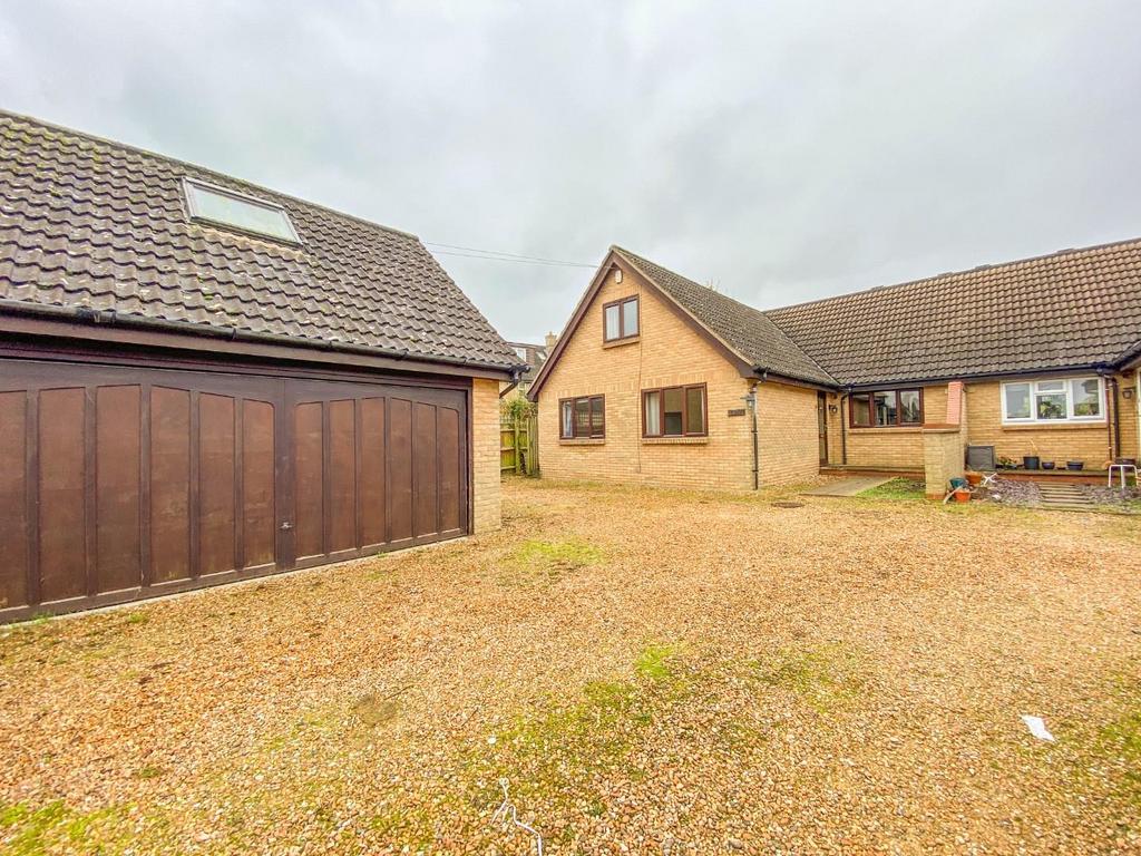 West Drive, Highfields Caldecote... 4 bed semi-detached house - £485,000