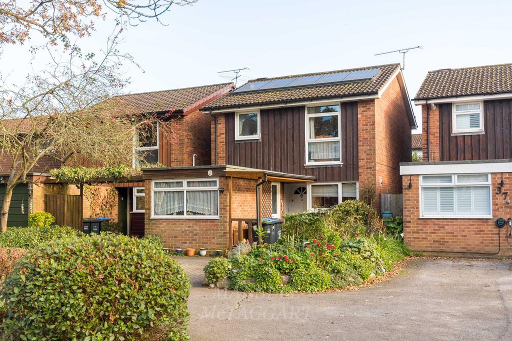 Erica Way, Crawley RH10 3 bed detached house - £400,000