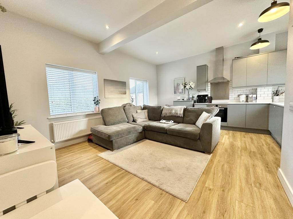 Frimley Road, CAMBERLEY GU15 2 bed apartment - £240,000
