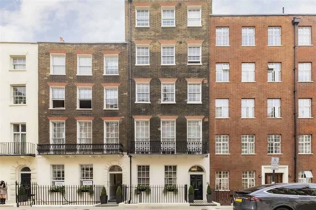 Upper Berkeley Street, London W1H 1 bed flat - £2,925 pcm (£675 pw)