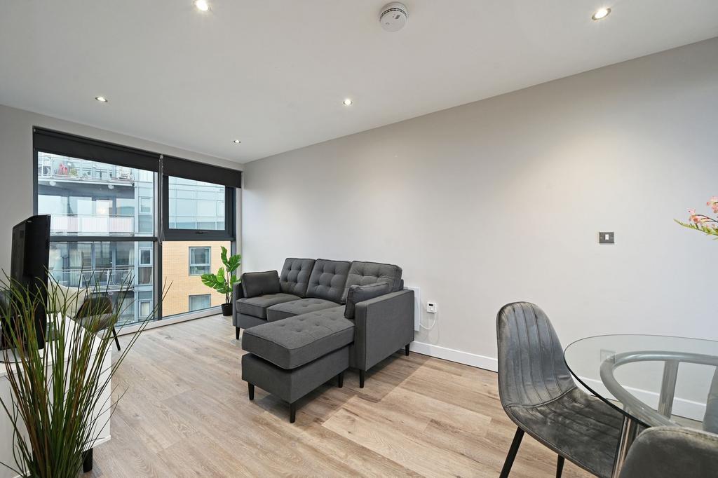 Fitzwilliam Street, Sheffield S1 3 bed penthouse - £1,250 pcm (£288 pw)