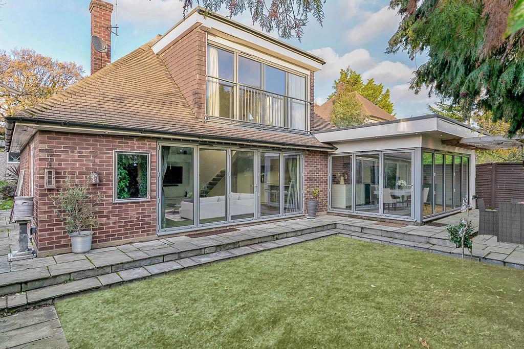 Grand Drive, RAYNES PARK SW20 3 bed detached house - £3,750 pcm (£865 pw)
