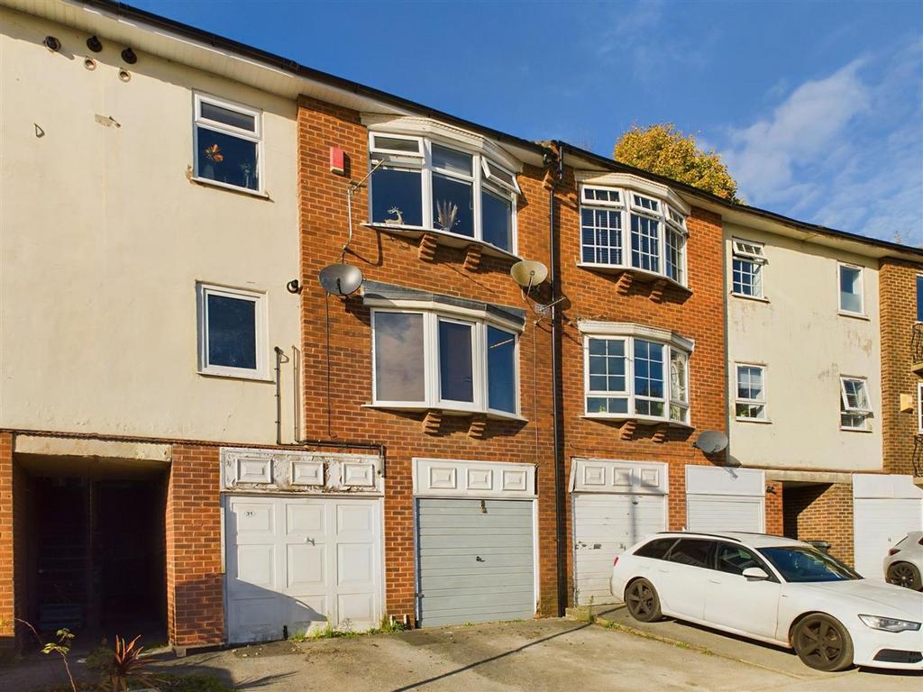 Nottingham NG4 2 bed maisonette - £110,000