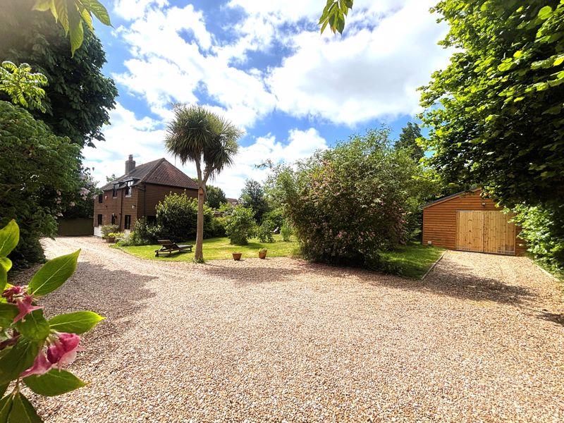 Hythe/Saltwood 3 bed detached house for sale - £774,000