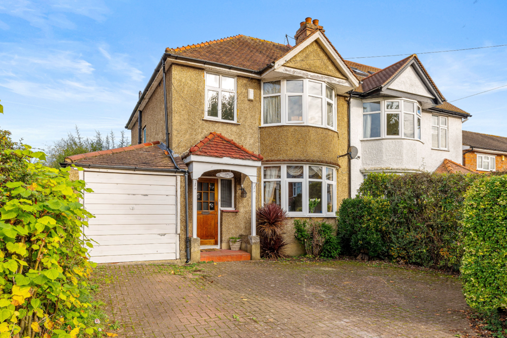 Elm Way, Worcester Park KT4 3 bed semi-detached house - £670,000