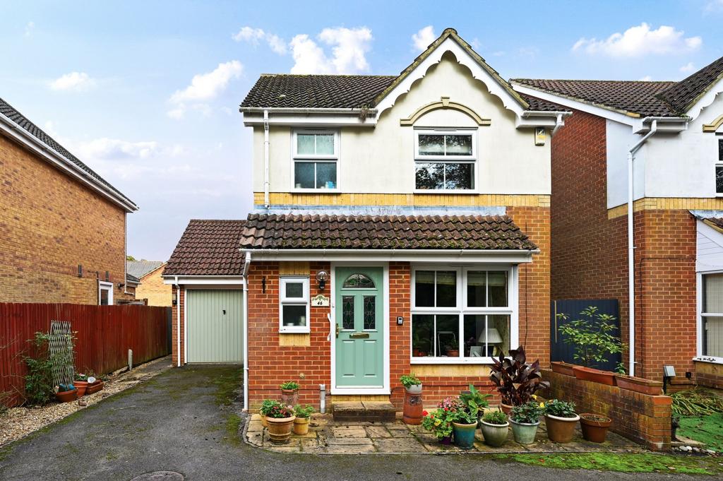 Tarn Close, Farnborough, GU14 3 bed detached house - £465,000