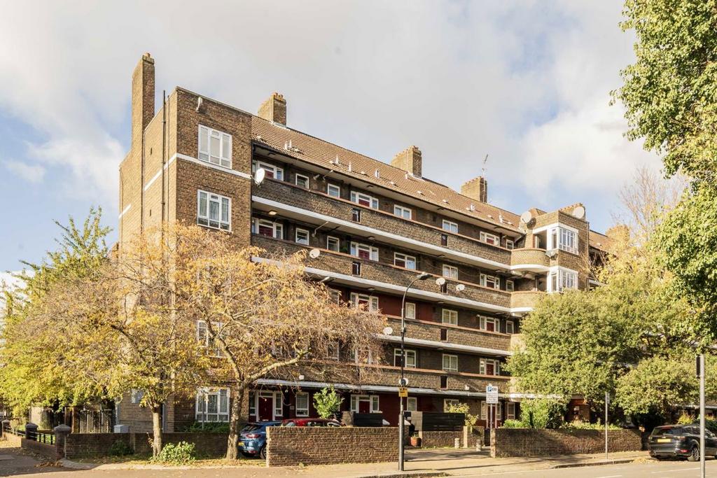 White City Estate, London W12 2 bed flat for sale - £325,000