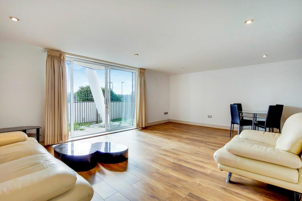 Newton Place, London 2 bed flat - £2,250 pcm (£519 pw)