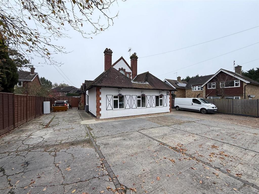 The Hall, Ashford Road, Hamstreet 10 bed detached house - £550,000